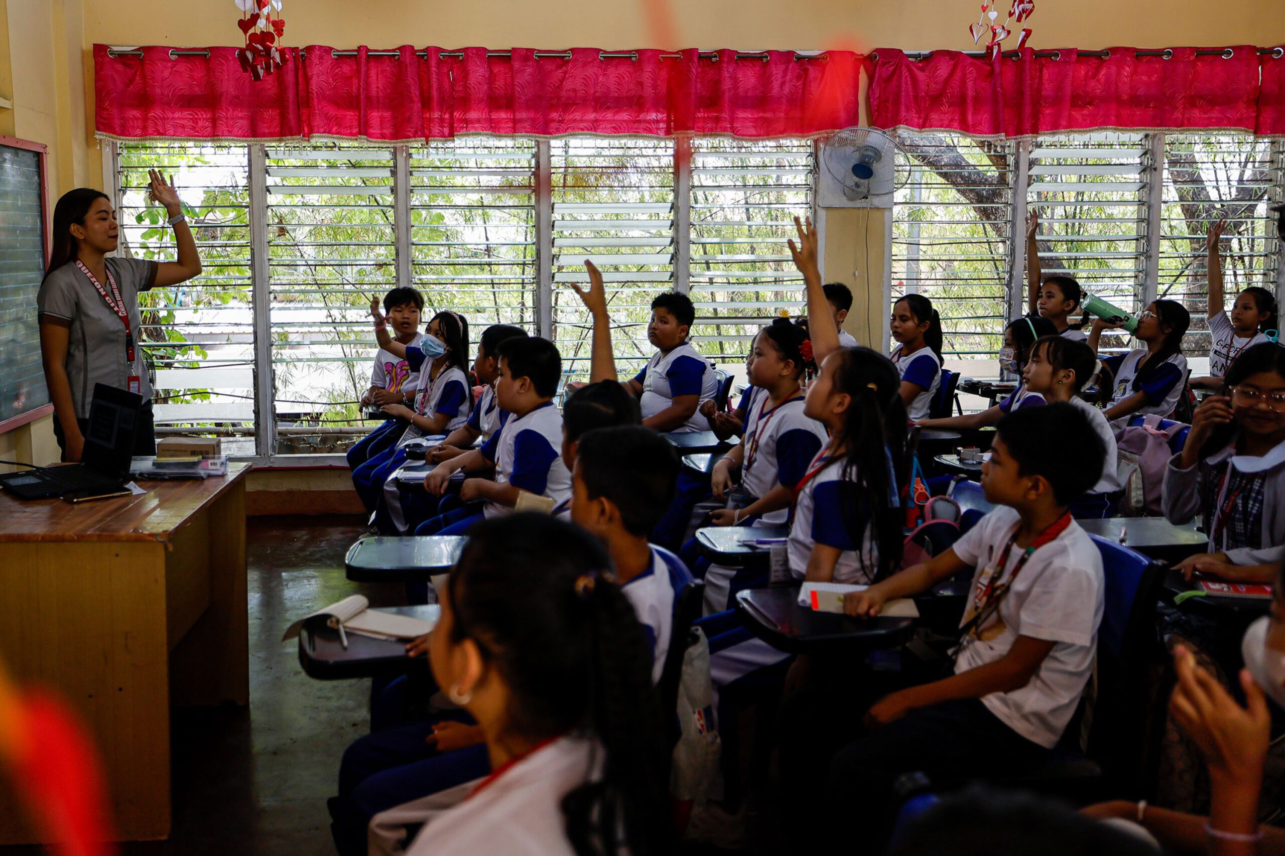 Trimester system gets Marcos’ nod but teachers fear new burden